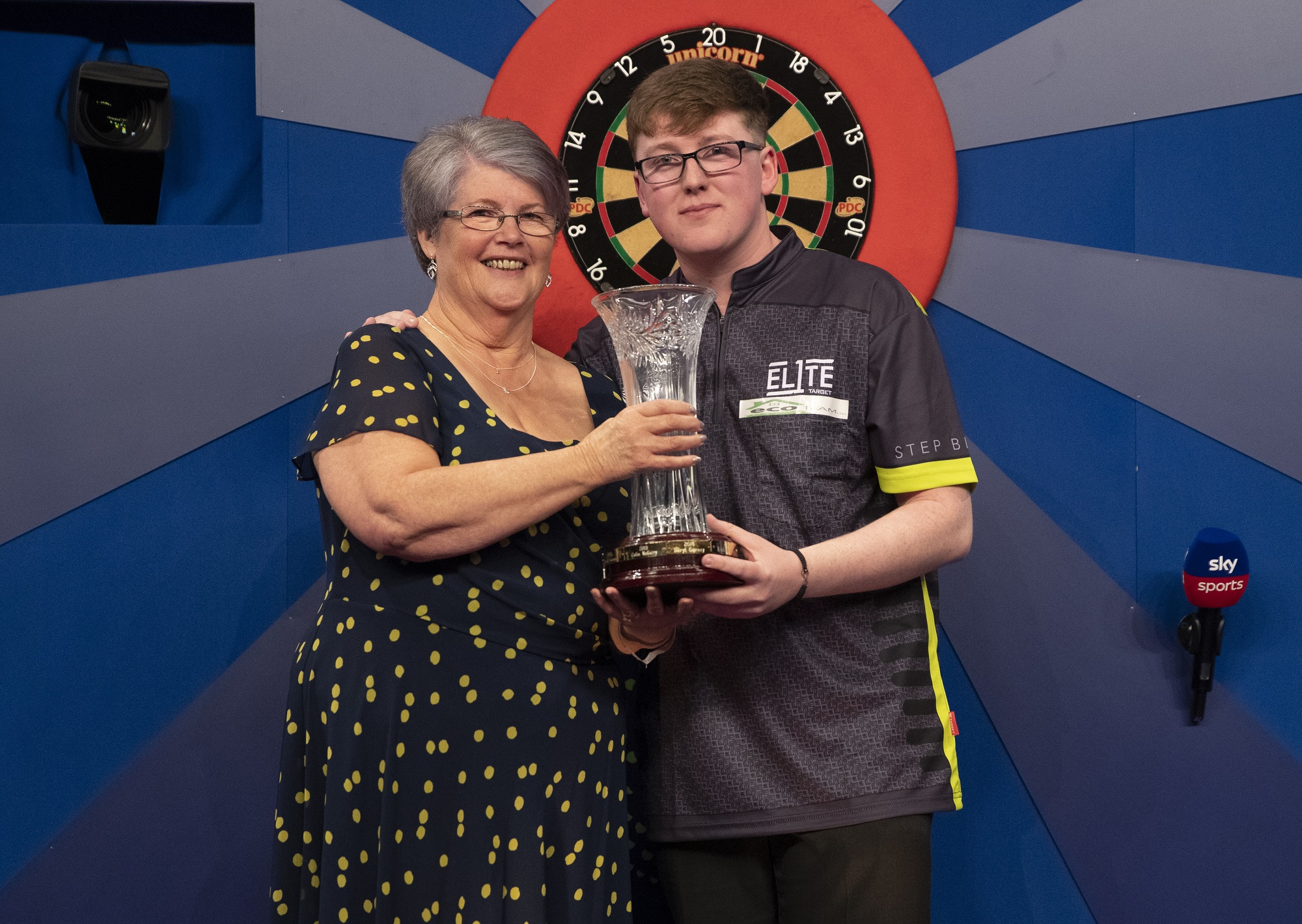 Teenager Barry to become third youngest at World Championship | PDC