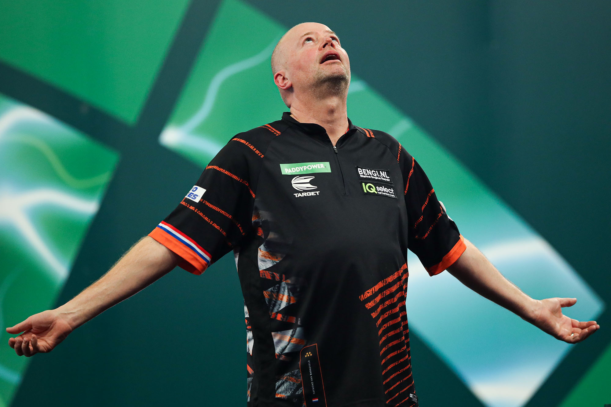 Van Barneveld & Dobey progress as heroic Hempel stuns Van den Bergh | PDC