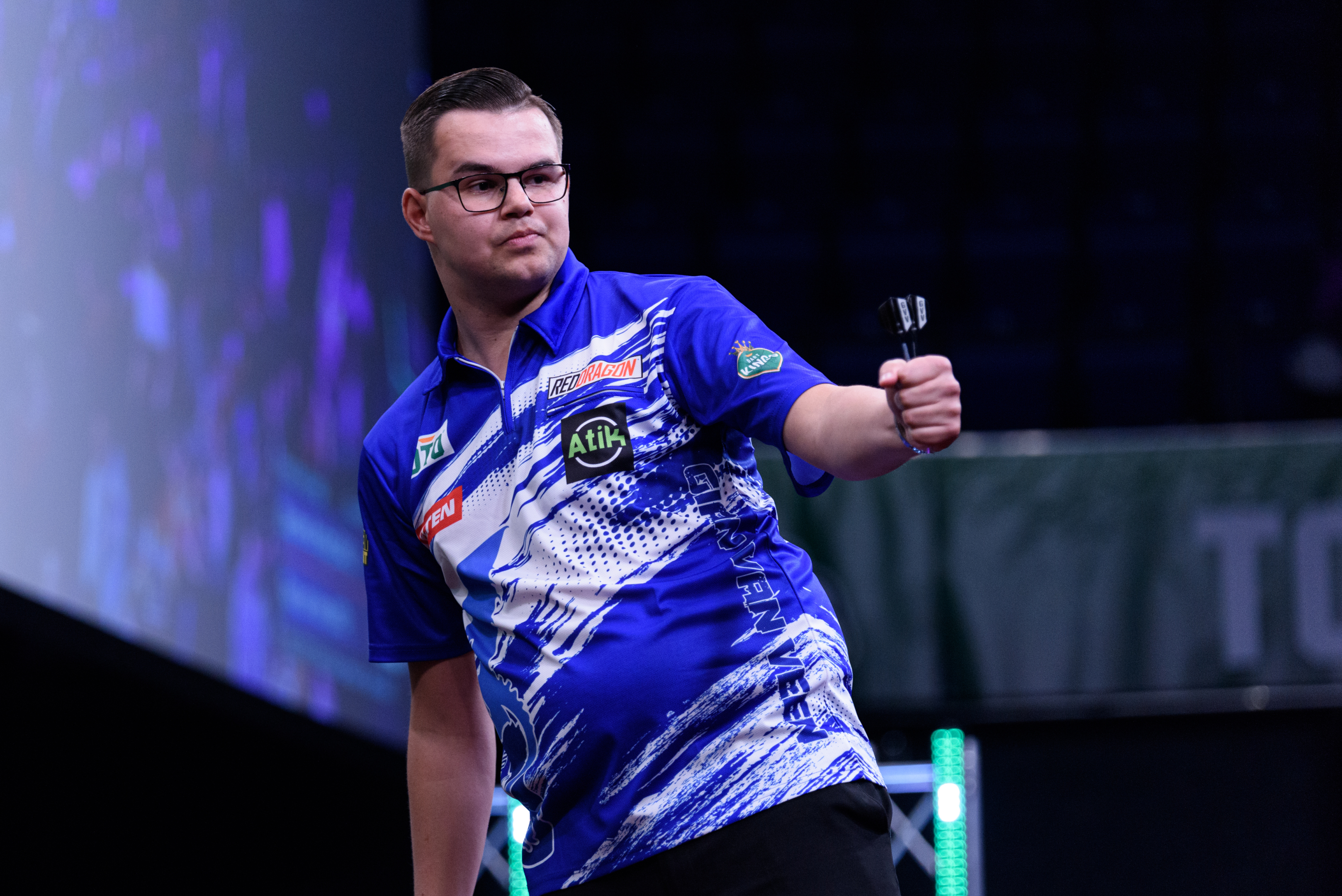 Van Veen bounces back to claim first ranking title at PC6 | PDC